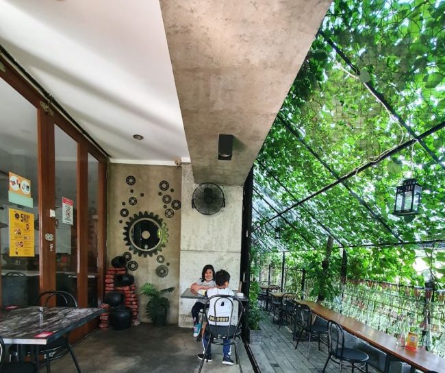 Kafe Tempat Nongkrong di Tangerang Selatan dengan Pemandangan Hijau ...