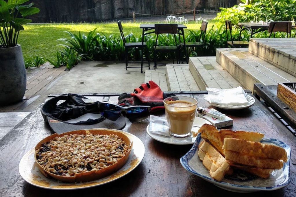 Kafe Tempat Nongkrong di Tangerang Selatan dengan Pemandangan Hijau ...