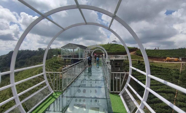 5 Destinasi Wisata Jembatan Kaca Terbaik di Indonesia - Infojalanjalan